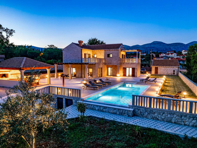 Europe Luxury Villas & Vacation Rentals 2024/2025